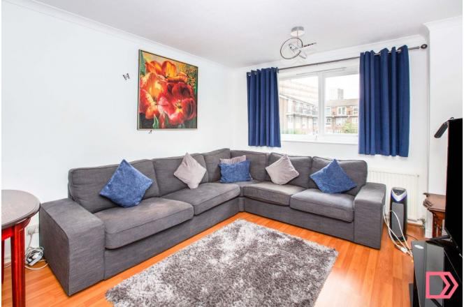 '1 single bed room - 8 Capstan Square' Room to Rent from SpareRoom