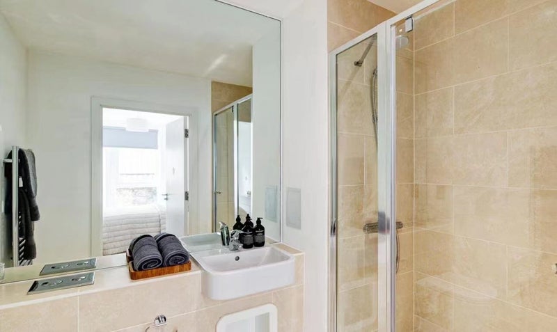 'Uncle New Cross master bedroom + ensuite bathroom' Room to Rent from ...