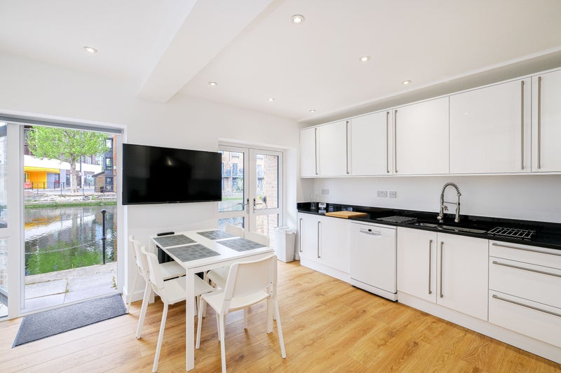 'Beautiful en-suite in CW' Room to Rent from SpareRoom