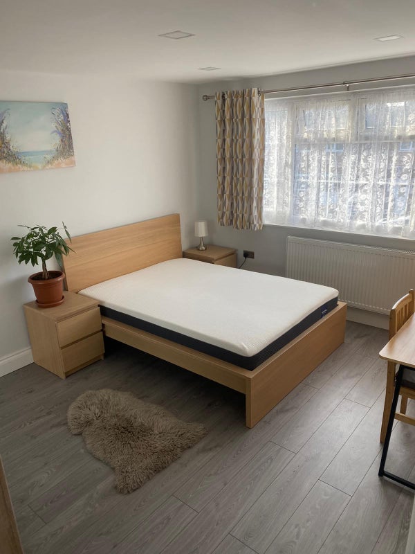 'Two stunning rooms for girls short walk to station' Room to Rent from ...