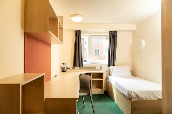 'Student ensuite room available from 1st June' Room to Rent from SpareRoom