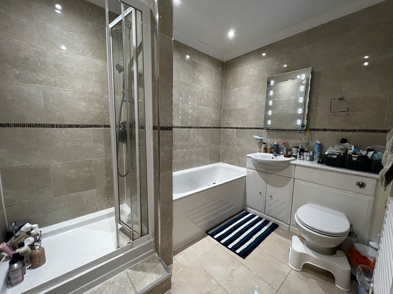 'Spacious en-suite master bedroom in Paddington ' Room to Rent from ...