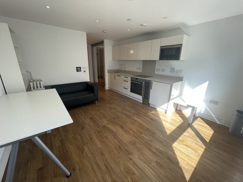 'Large Studio Flat in Arsenal N7' Room to Rent from SpareRoom