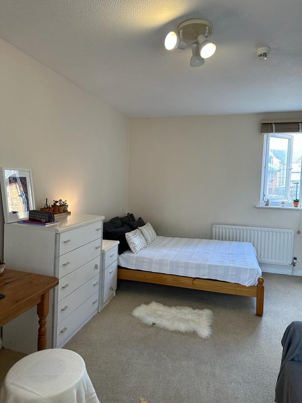 'Large Dbl Room w/ Canal View. House w/ Garden' Room to Rent from SpareRoom