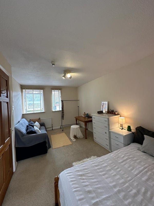 'Large Dbl Room w/ Canal View. House w/ Garden' Room to Rent from SpareRoom
