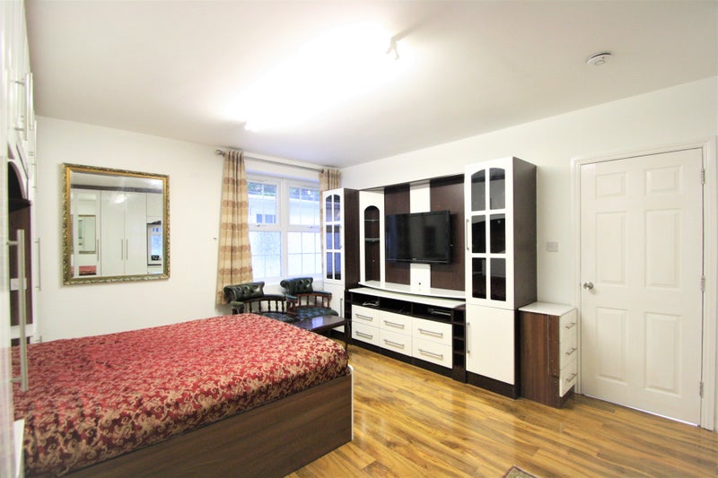 'Huge One Bedroom Flat - Stunning Condition' Room to Rent from SpareRoom