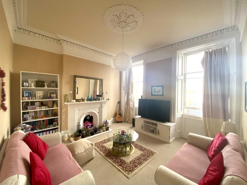 'Bright Room Available in New Town' Room to Rent from SpareRoom