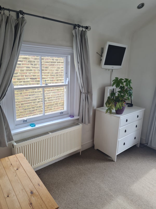 'Good sized, bright single bedroom in Elstree house' Room to Rent from ...