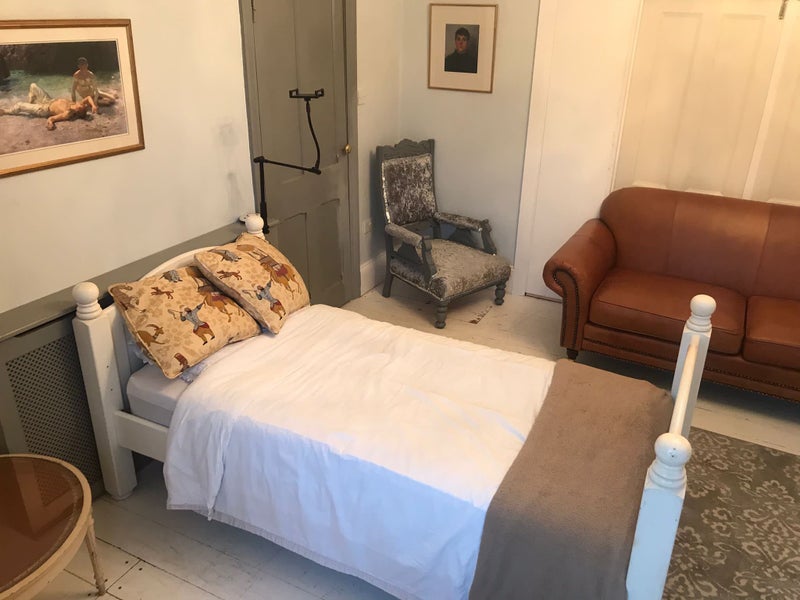 'Spacious room in The Avenue, Central Truro' Room to Rent from SpareRoom