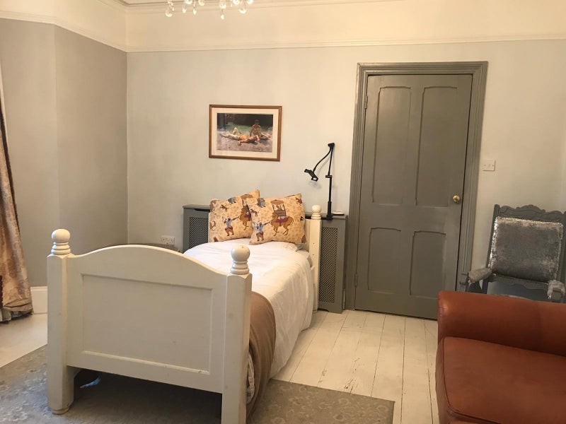 'Spacious room in The Avenue, Central Truro' Room to Rent from SpareRoom