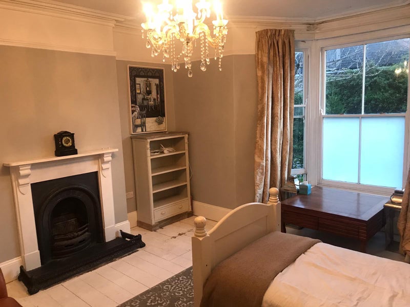'Spacious room in The Avenue, Central Truro' Room to Rent from SpareRoom