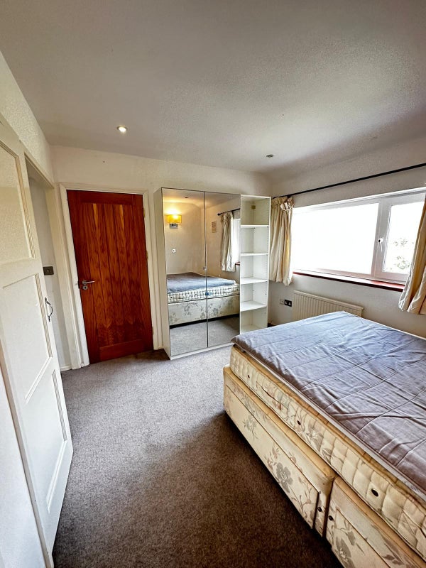 'Large quiet double room, storage. Wifi, 1 en-suite' Room to Rent from ...