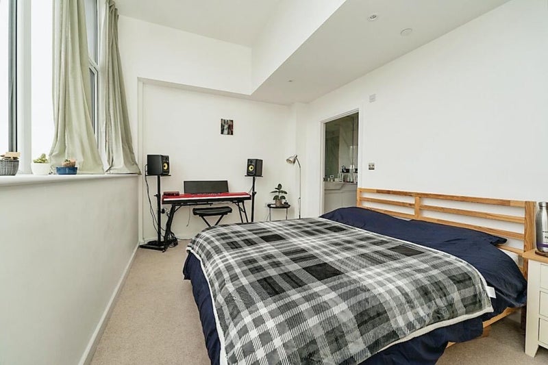 'Lovely en-suite double room in modern flat' Room to Rent from SpareRoom