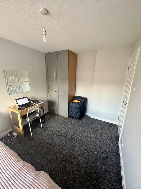 'Double bedroom short stays only for 2 weeks' Room to Rent from SpareRoom