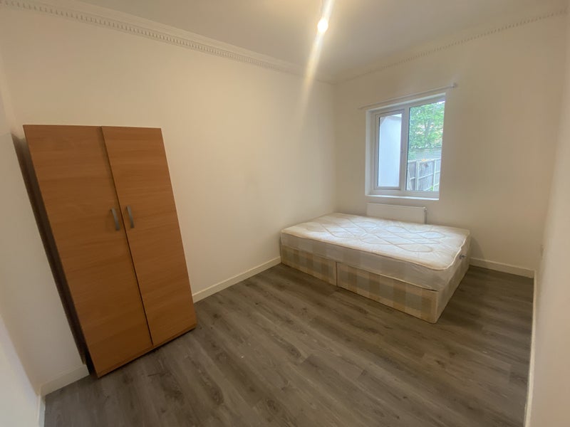 'Lovely Modern Double en suite room in London N18' Room to Rent from ...