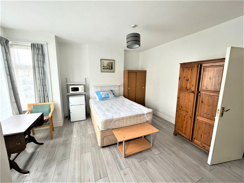 'Cavendish Road, Colliers Wood, London, SW19 2EU' Room to Rent from ...