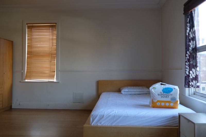 'Spacious double bedroom next to Clapham Junction' Room to Rent from ...
