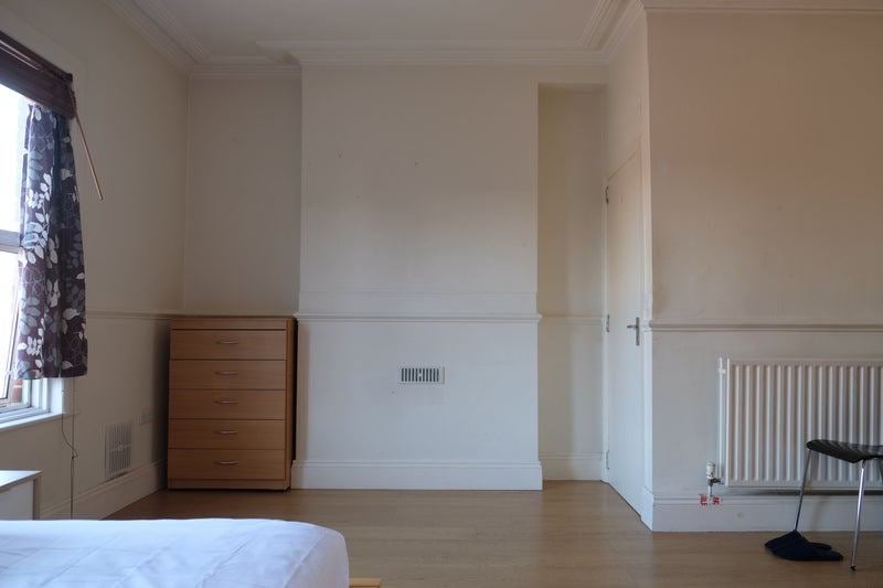 'Spacious double bedroom next to Clapham Junction' Room to Rent from ...