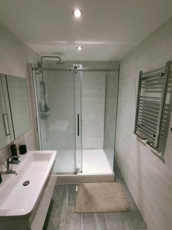 'Large En Suite Double Room in Hoxton' Room to Rent from SpareRoom