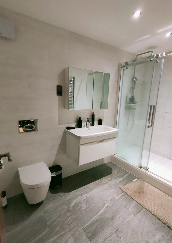 'Large En Suite Double Room in Hoxton' Room to Rent from SpareRoom