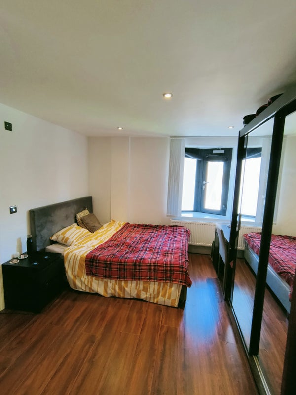 'Large En Suite Double Room in Hoxton' Room to Rent from SpareRoom