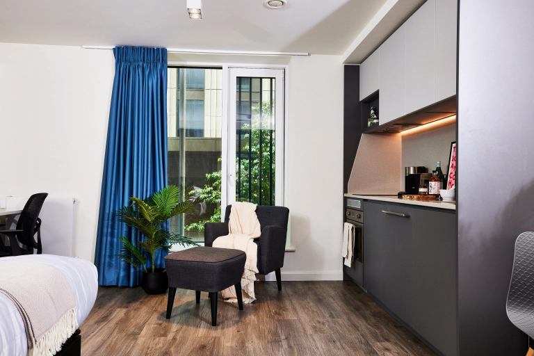 'Large, modern studio in the city center! (M1)' Room to Rent from SpareRoom