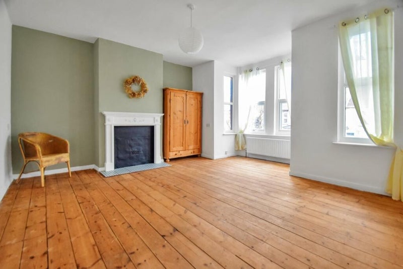 'Brand new room - Professional house share' Room to Rent from SpareRoom