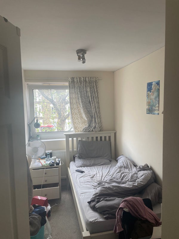 '1 bedroom for rent in a spacious 4 bedroom house' Room to Rent from ...