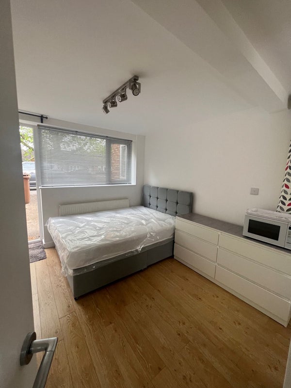 'Studio/Bedsit - self contained. £795 pcm all incl' Room to Rent from ...