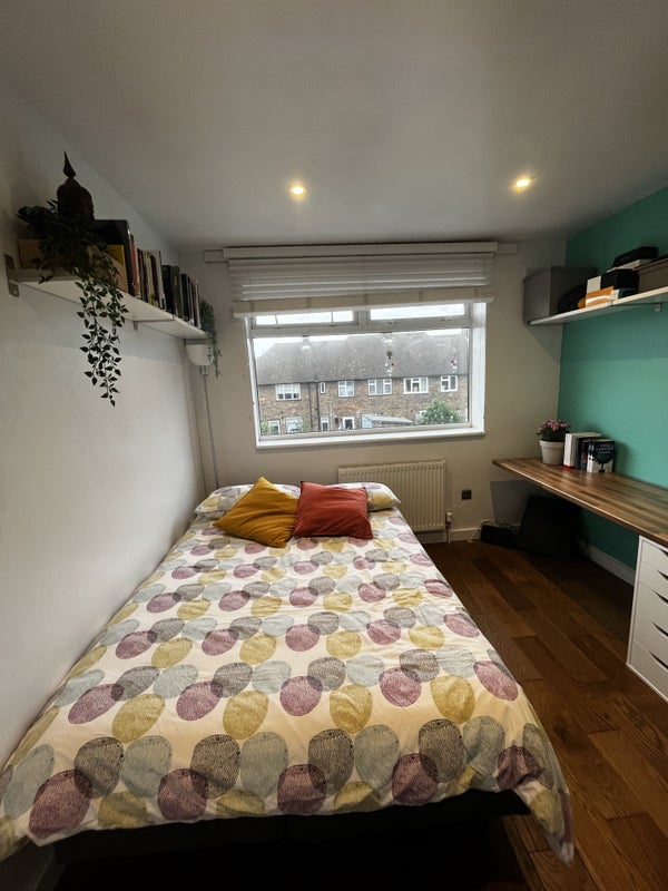 'Sunny double room in spacious modern house' Room to Rent from SpareRoom