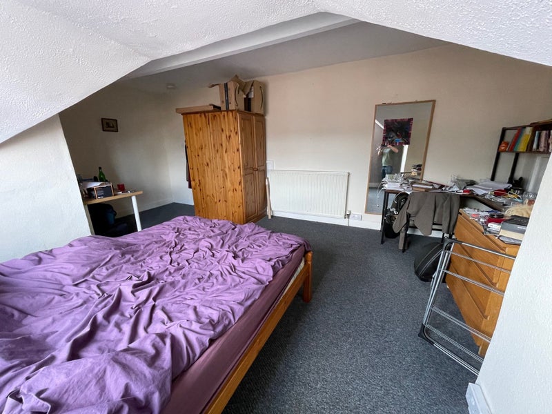 'Large double refurbished room, close to city ' Room to Rent from SpareRoom