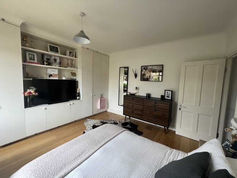 'Beautiful, generous sized room in a lovely home! ' Room to Rent from ...