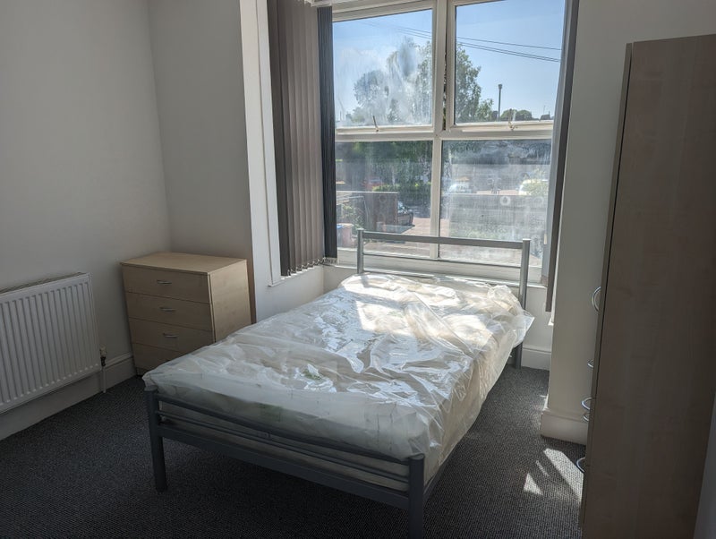 'Self-contained Professional Double Bedsit ' Room to Rent from SpareRoom
