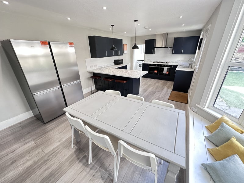 'Incredibly Large Rooms in Stylish Refurbed House' Room to Rent from ...