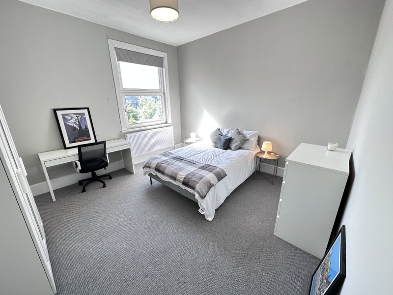 'Incredibly Large Rooms in Stylish Refurbed House' Room to Rent from ...