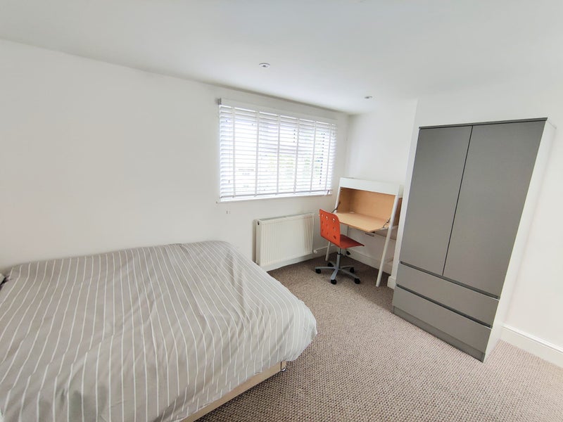 'A bright Double Room with storage within a flat sh' Room to Rent from ...
