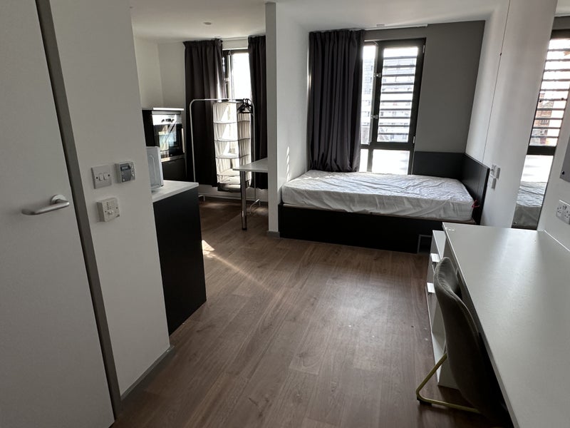 'Spacious studio in Aldgate - all bills included' Room to Rent from ...