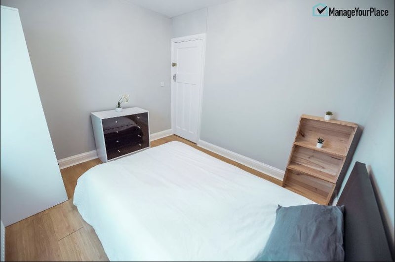 'Double Room Available For 2 Weeks Only ' Room to Rent from SpareRoom