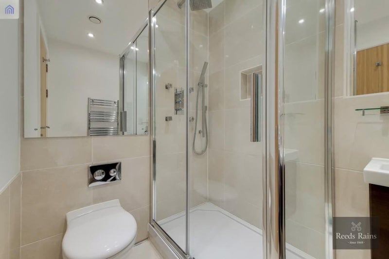 'Large En-Suite Double Bedroom / Modern Flat' Room to Rent from SpareRoom