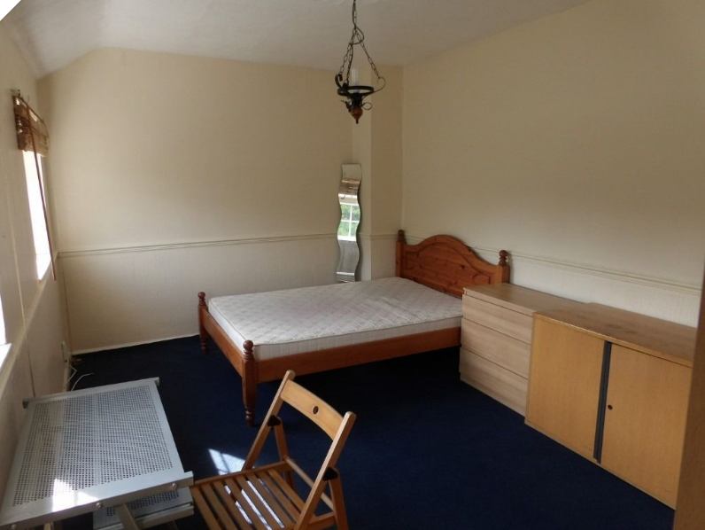 'Double Room in Large House w / Big Living Room' Room to Rent from ...