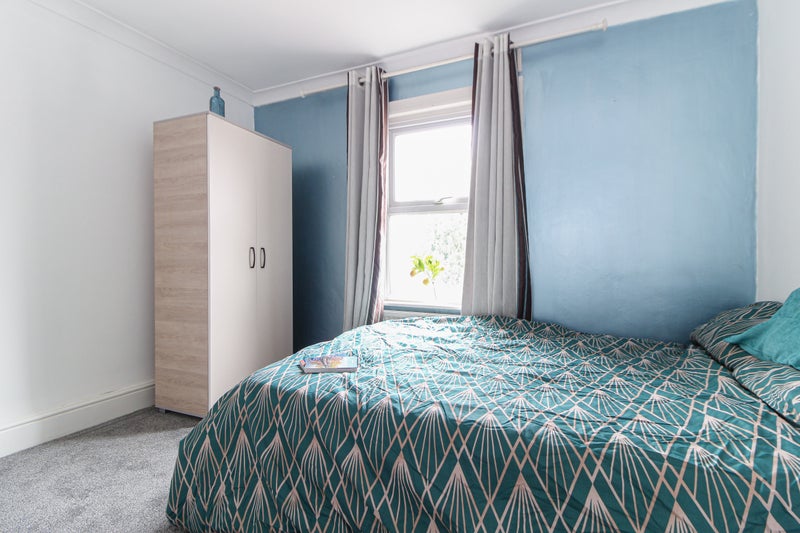 'Amazing New Dbl Room in Cheam - with Sauna' Room to Rent from SpareRoom