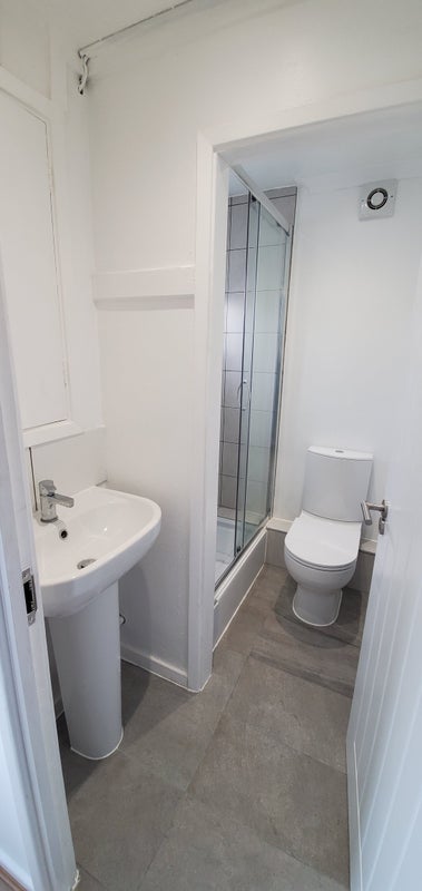 'Spacious double room with private shower room CB4' Room to Rent from ...