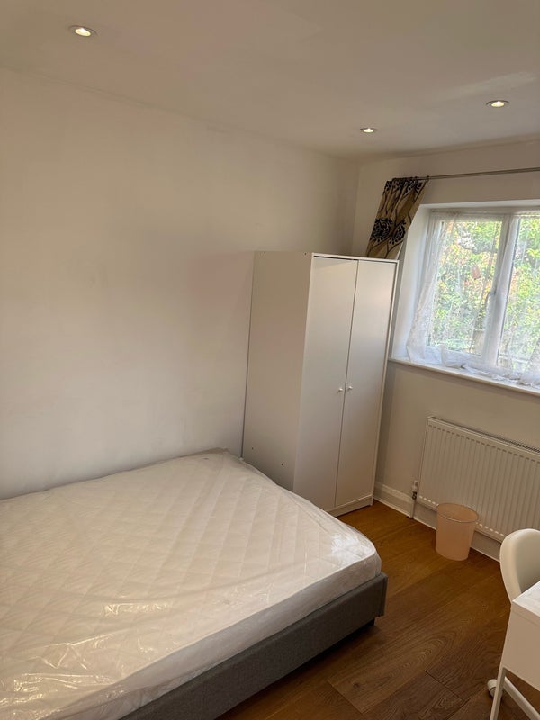 'Newly Refurbished Rooms - Cheam SM2' Room to Rent from SpareRoom