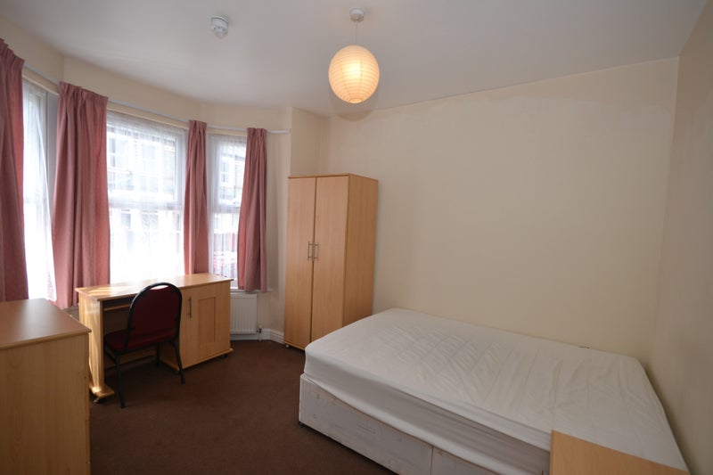 'Double Rooms Available, Norris Road' Room to Rent from SpareRoom