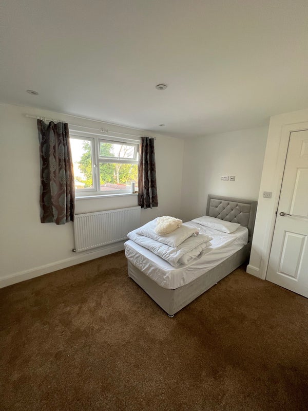 '2 Spacious Rooms in Stunning Denham House ' Room to Rent from SpareRoom