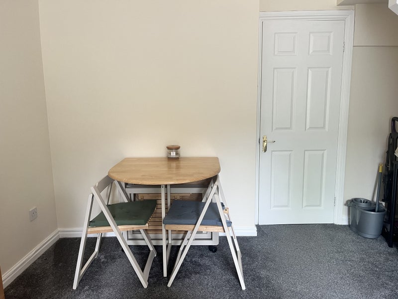 'Double Room in Charming House (Off-Road Parking)' Room to Rent from ...