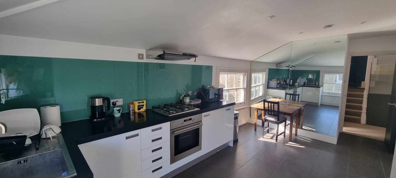 'Large En-suite Room in 2 Bed Split Level Oval Flat' Room to Rent from ...