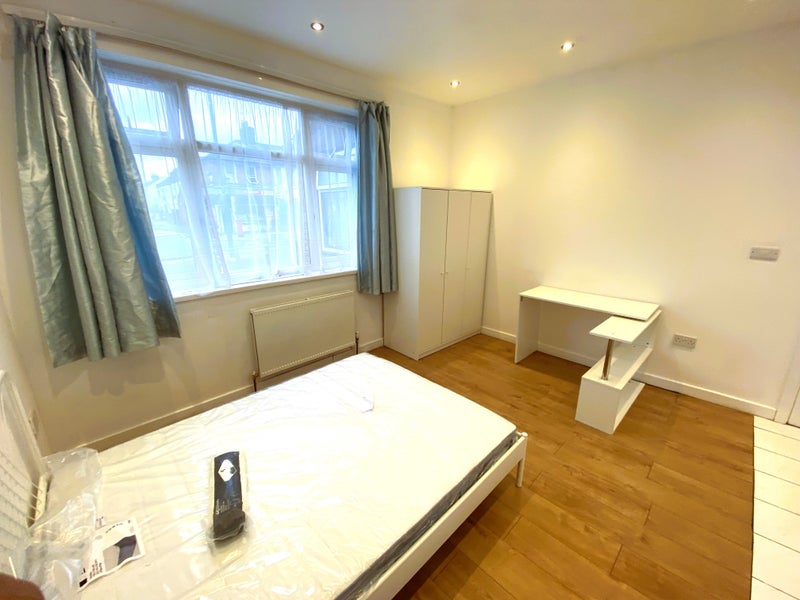 'Bedsit Studio £900 Pcm' Room to Rent from SpareRoom