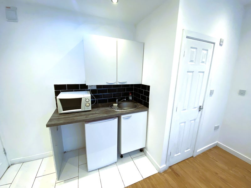 'Bedsit Studio £900 Pcm' Room to Rent from SpareRoom