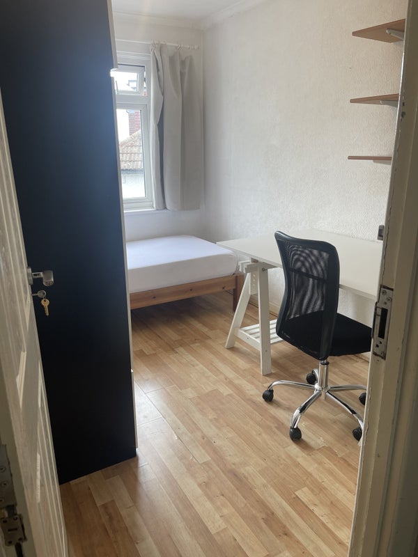 'Clean Large Single Room To Rent' Room to Rent from SpareRoom